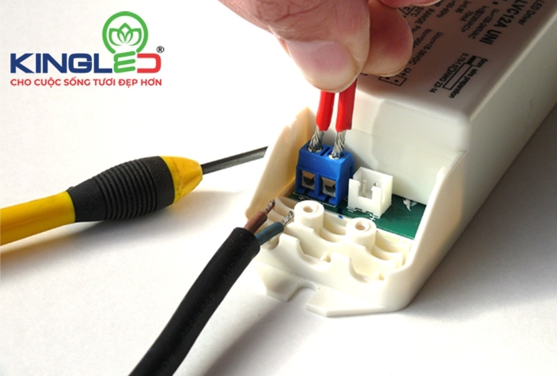Hướng dẫn cách nối dây đèn led bị đứt tại nhà | Kingled